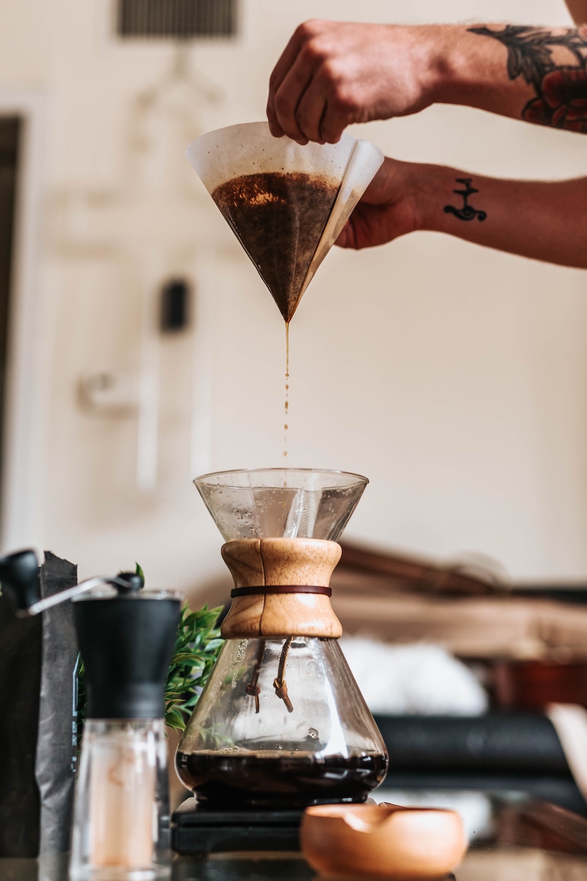 How to Brew Coffee with a Chemex Image - Food Fanatic